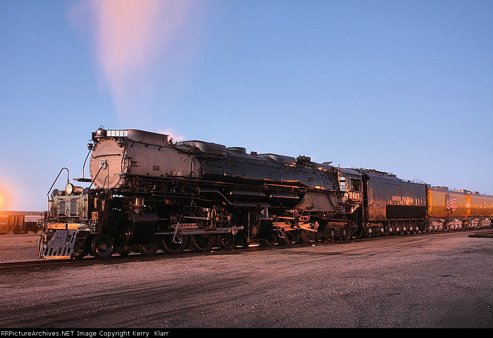 UP 3985 at sunrise